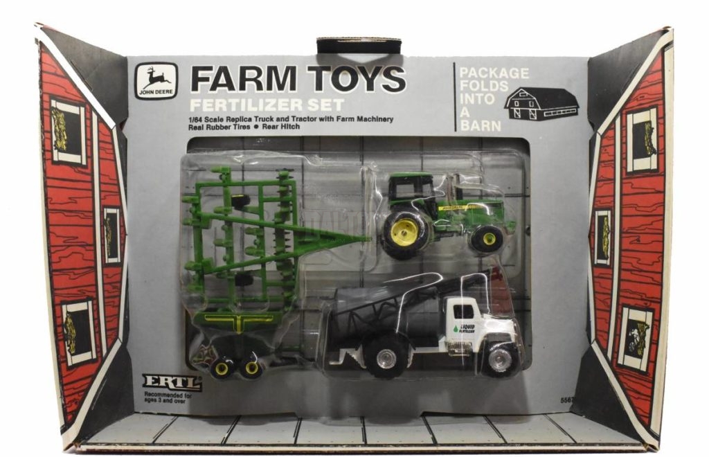 1/64 John Deere Fertilizer Set With Tractor, Ripper, Wagon, Sprayer & Barn Box - Dalton's Farm Toys