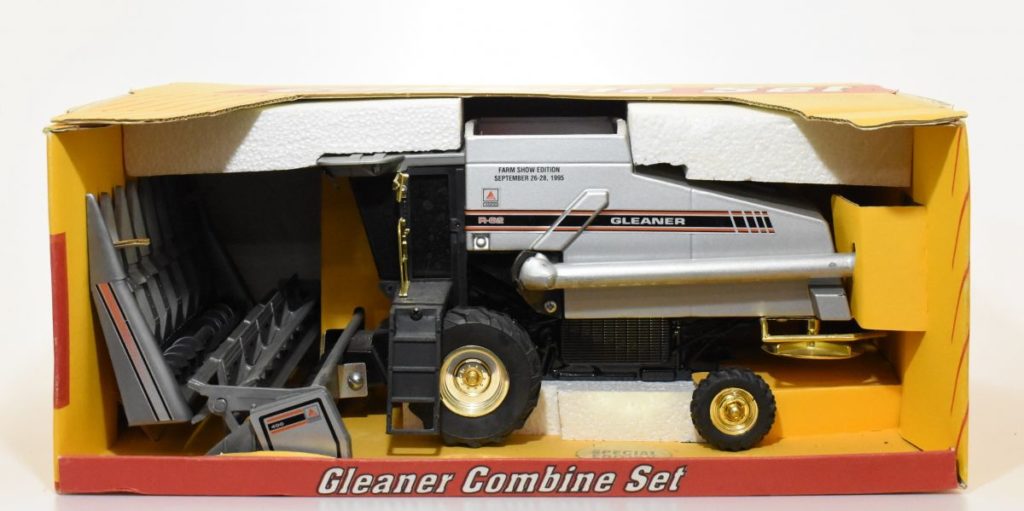 1/24th Gleaner R-62 Combine Farm Show Edition With Gold Rims And ...