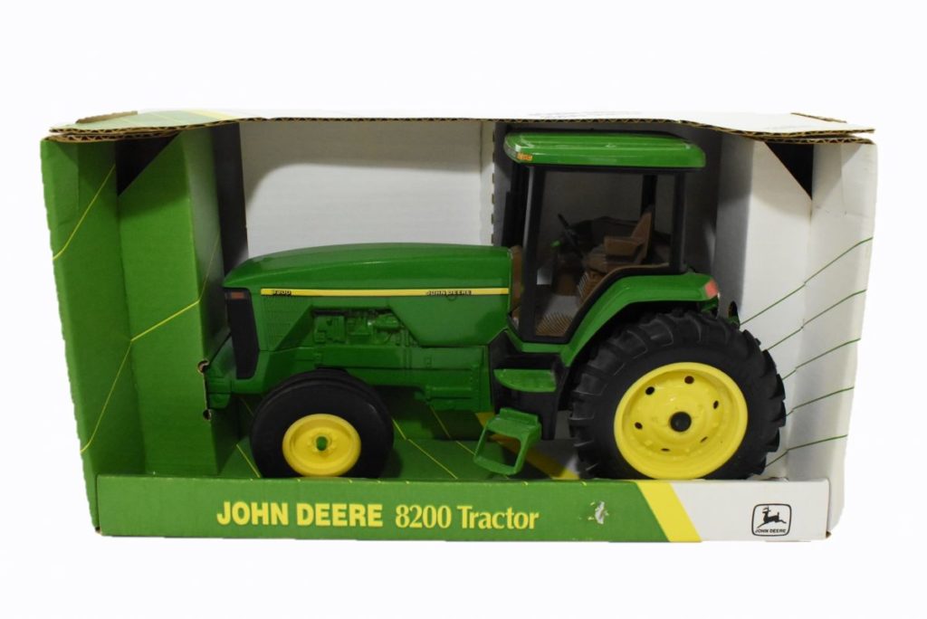 1/16 John Deere 8200 Tractor - Dalton's Farm Toys