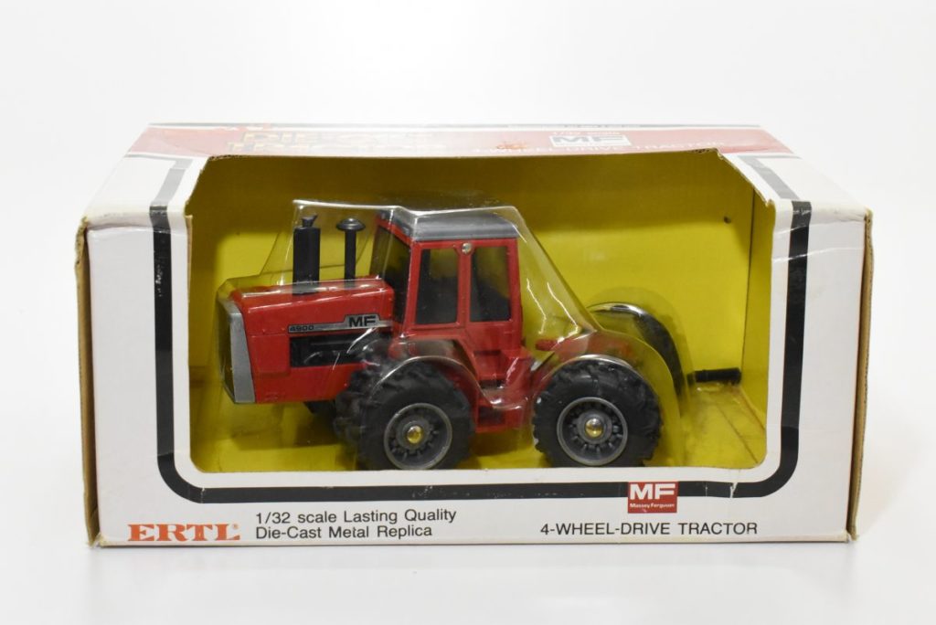 1/32 Massey Ferguson 4900 4WD Tractor With Duals - Dalton's Farm Toys