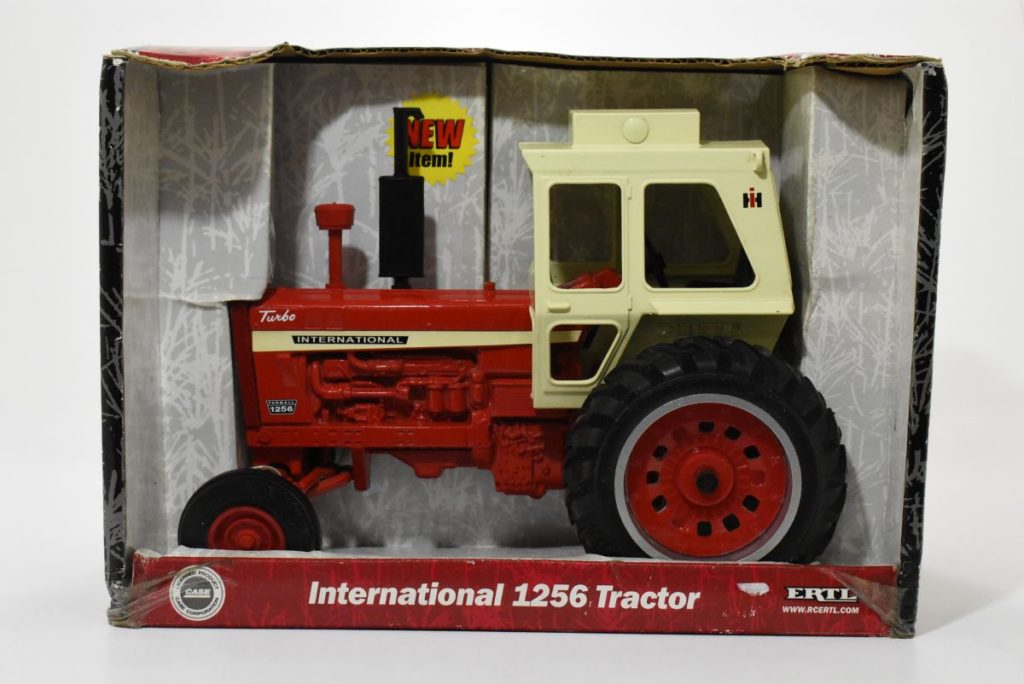 1/16 International Harvester 1256 Tractor With Cab - Dalton's Farm Toys