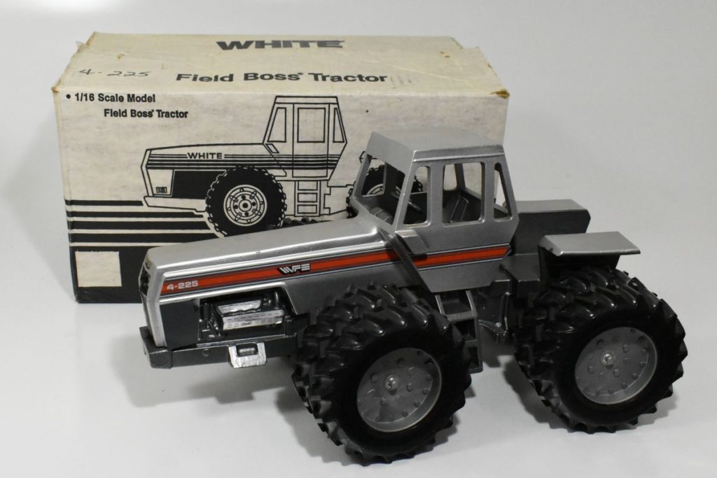 1/16 White 4-225 Field Boss 4wd Tractor With Red Stripe Decal - Dalton ...