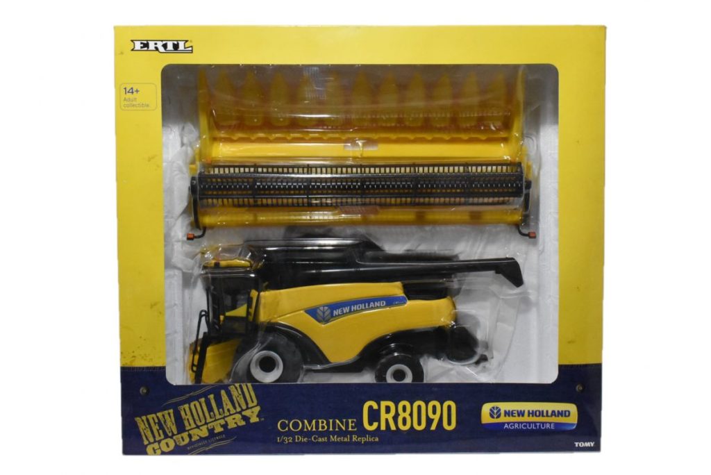 1/32 New Holland CR8090 Combine W/ Corn & Bean Head - Dalton's Farm Toys