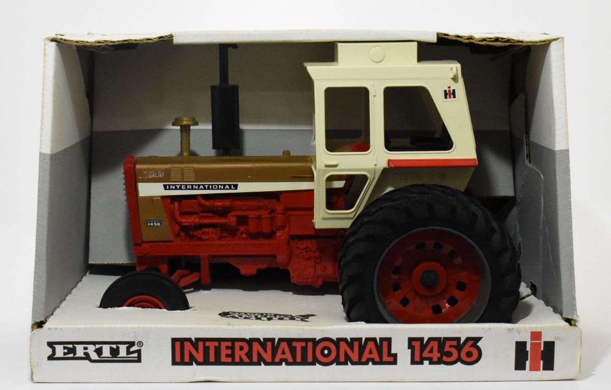 1/16 International Harvester 1456 Golden Demo Tractor With Cab - Dalton ...