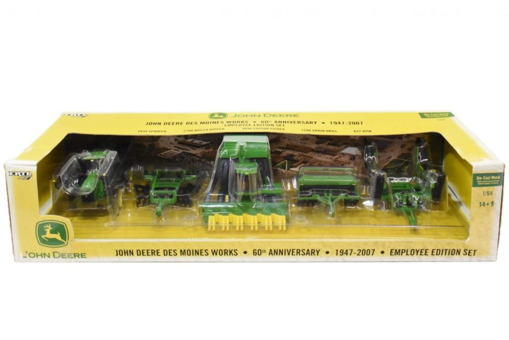 1/64 John Deere Des Moines Works 60th Anniversary Employee Edition Set, 4930 Sprayer 2700 Ripper ...
