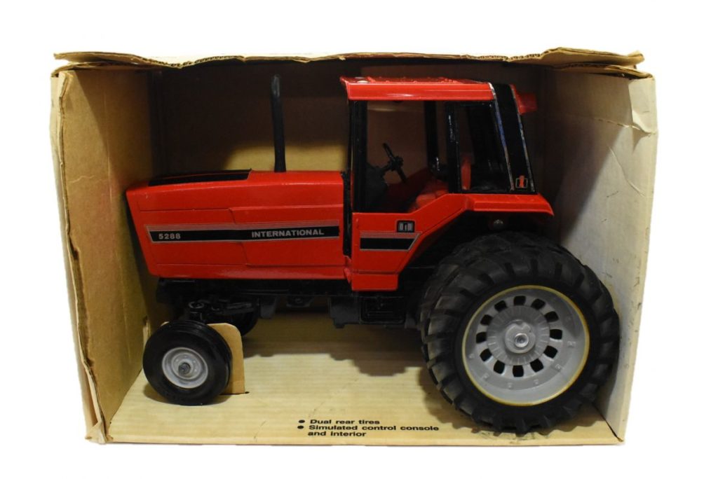 1/16 International 5288 Tractor W/ Duals - Dalton's Farm Toys