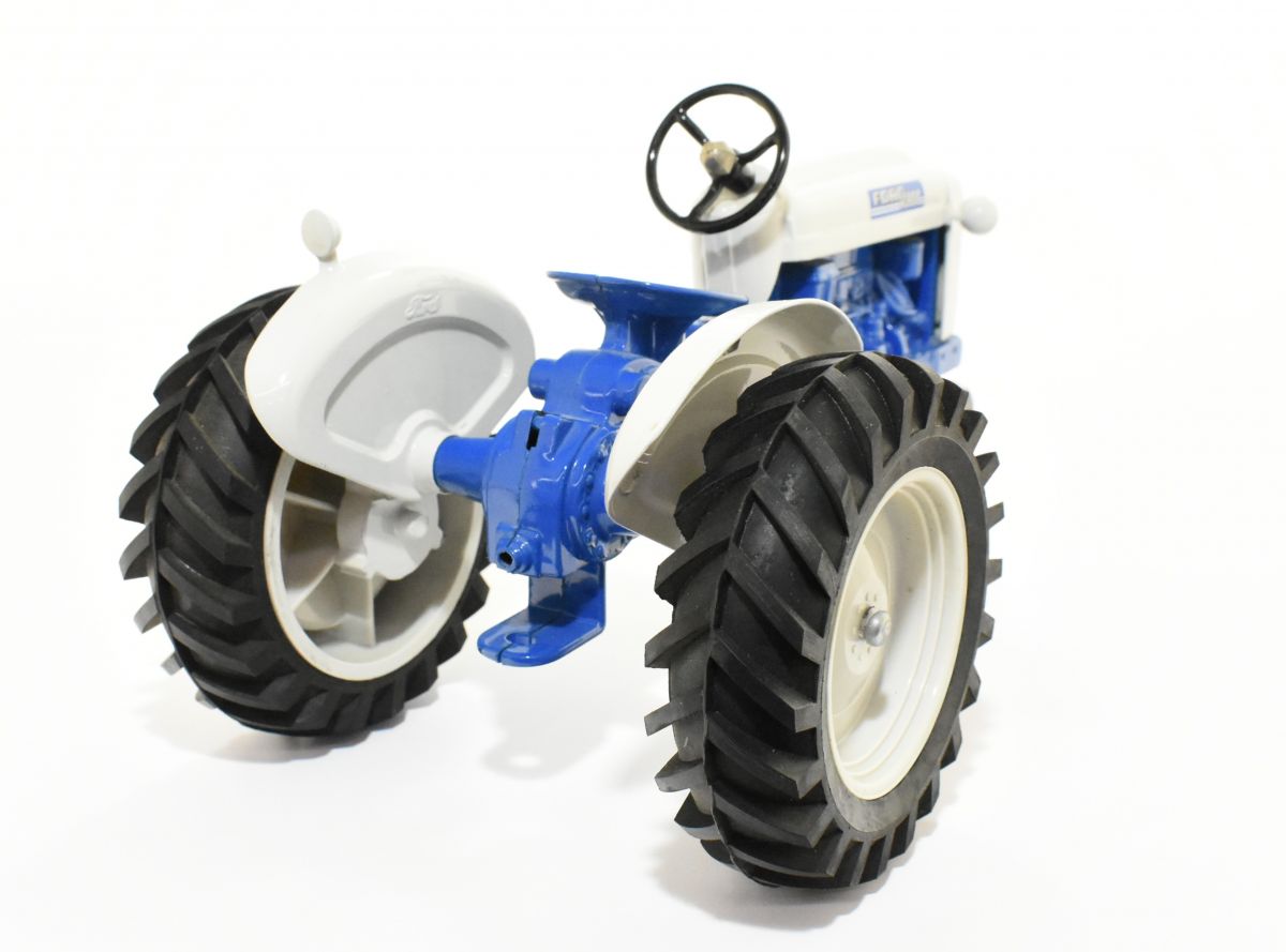 1/16 Ford 4000 Tractor With Narrow Front - Dalton's Farm Toys