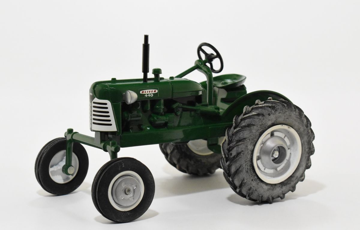 1/16 Oliver 440 Tractor - Dalton's Farm Toys