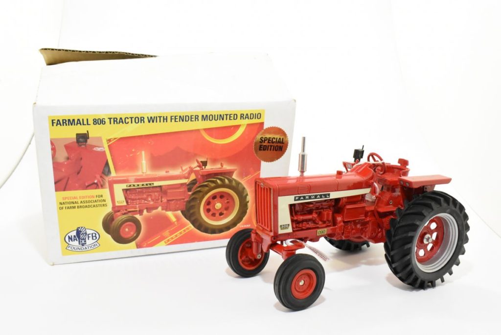 1/16 International Harvester Farmall 806 Tractor W/ Fender Mounted ...