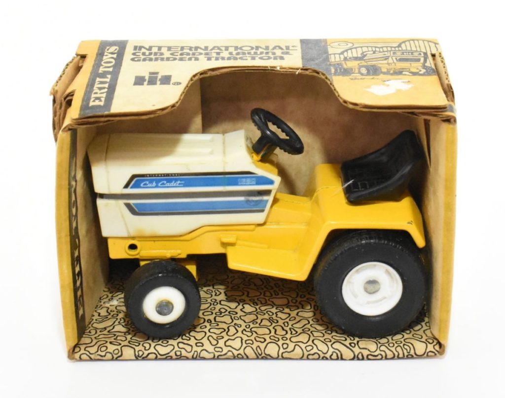 Vintage 1/16 International Harvester Cub Cadet 1650 Lawn & Garden ...
