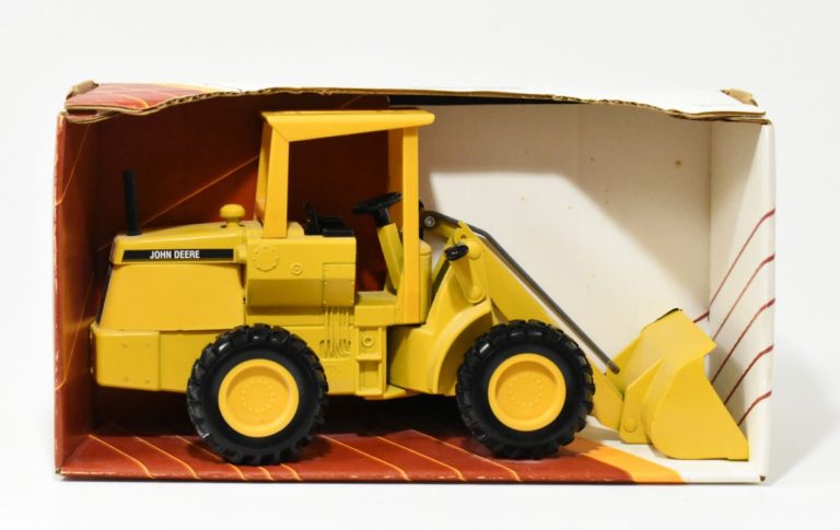 1/16 John Deere Front Wheel Loader With Bucket - Dalton's Farm Toys