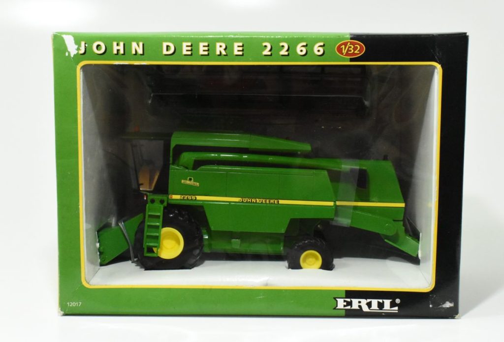 1/32 John Deere 2266 Combine - Dalton's Farm Toys