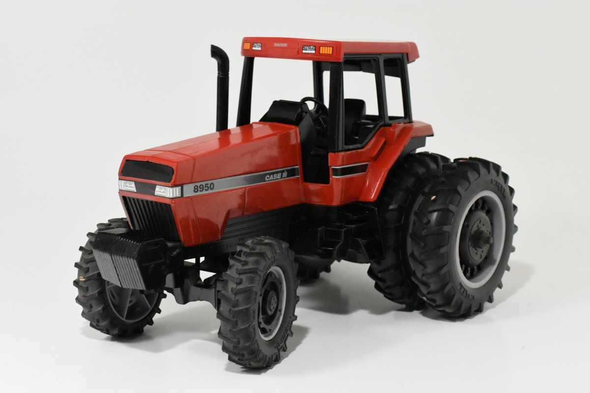 1/16 Case International Magnum 8950 Tractor With Dual Rear Wheels And ...