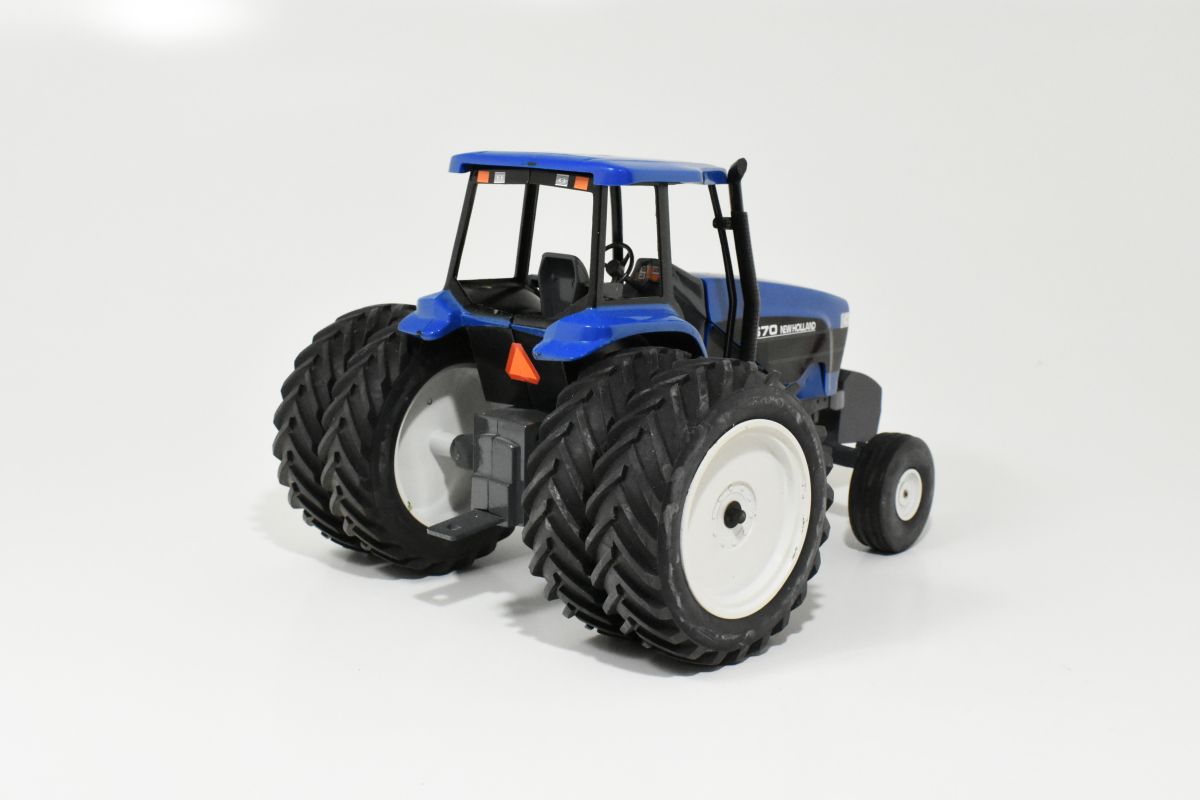 1/16 New Holland 8670 Tractor With Dual Rear Wheels - Dalton's Farm Toys