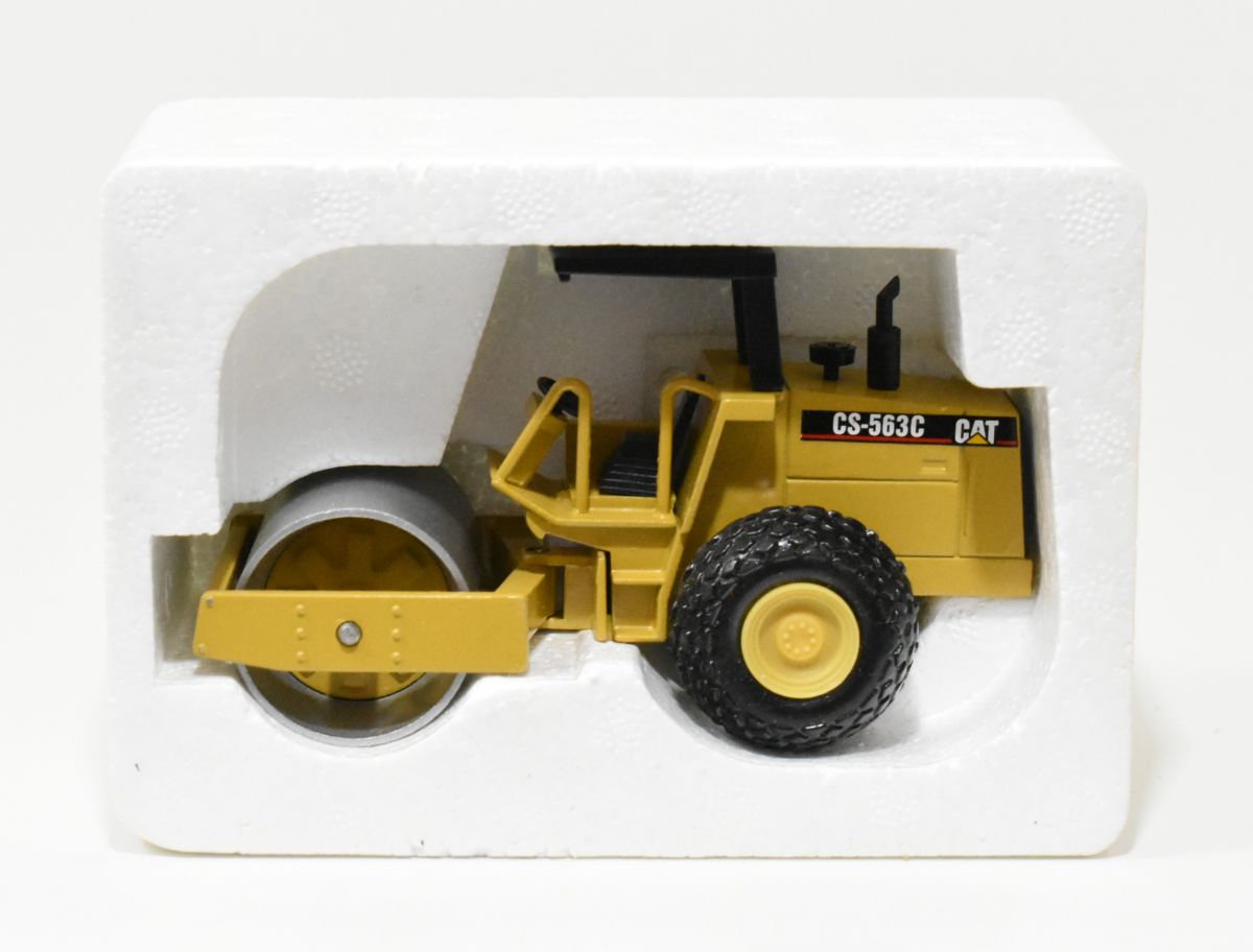 1/50 Caterpillar CS-563C Vibratory Soil Compactor - Dalton's Farm Toys