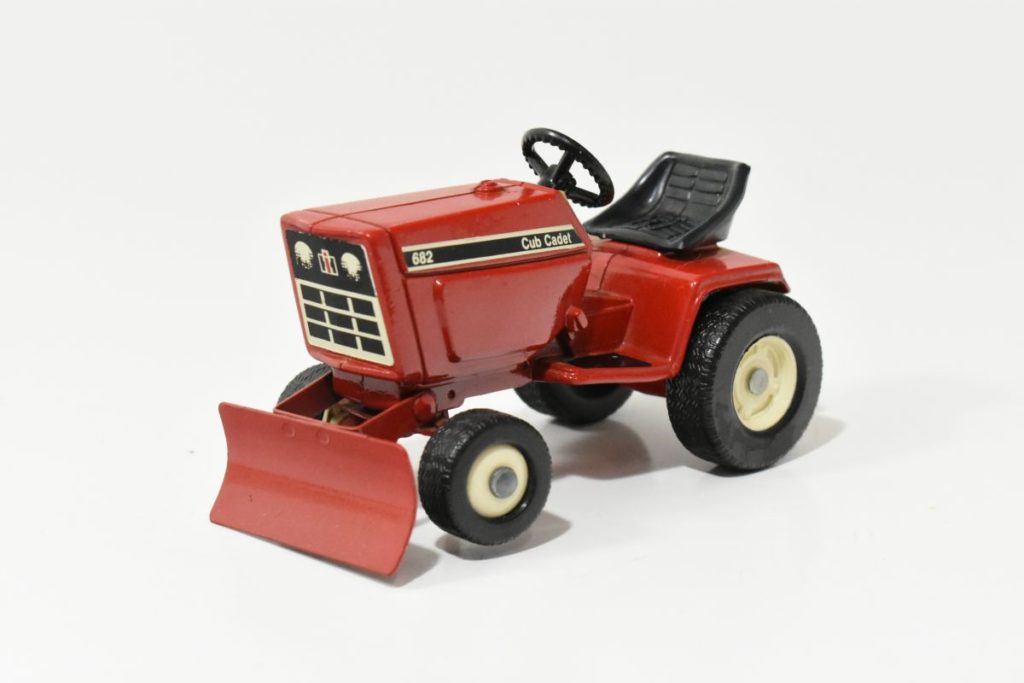 1/16 International Harvester Cub Cadet 682 Red Lawn & Garden Tractor ...