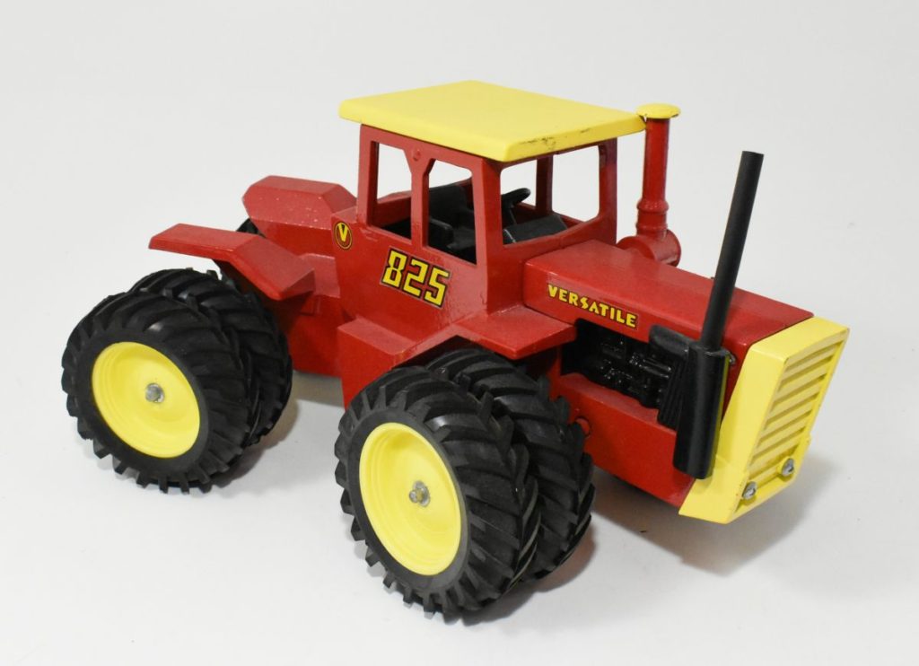1/16 Versatile 825 4WD Tractor With Duals - Dalton's Farm Toys