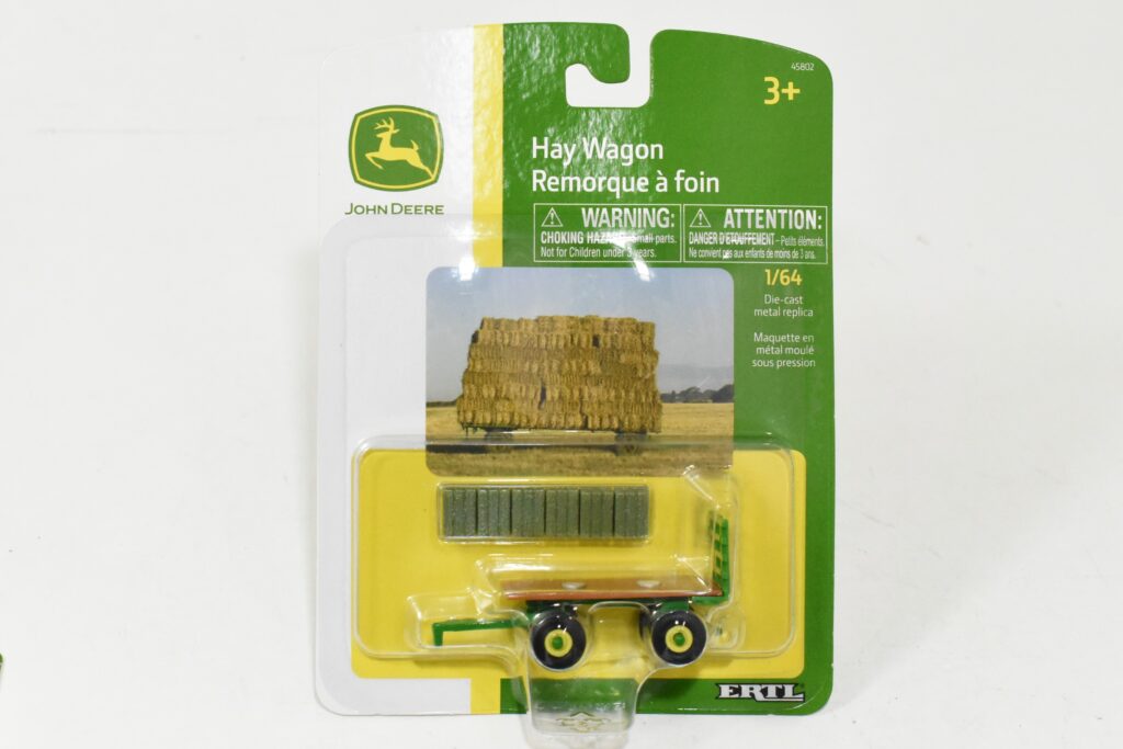 1/64 John Deere Hay Wagon Hayrack With Bales on New Style Card - Dalton ...