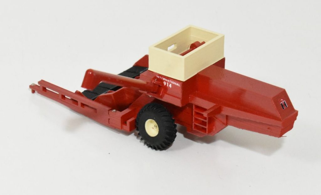 1/64 Custom International Harvester 914 Pull Type Combine With White ...