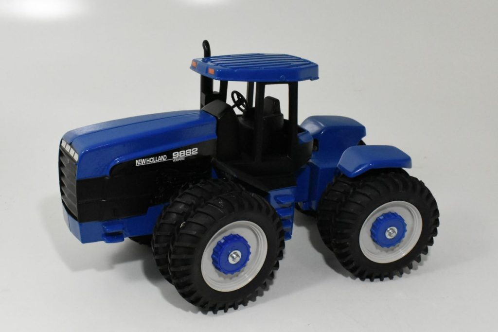 1/16 New Holland 9882 4WD Tractor With Duals - Dalton's Farm Toys