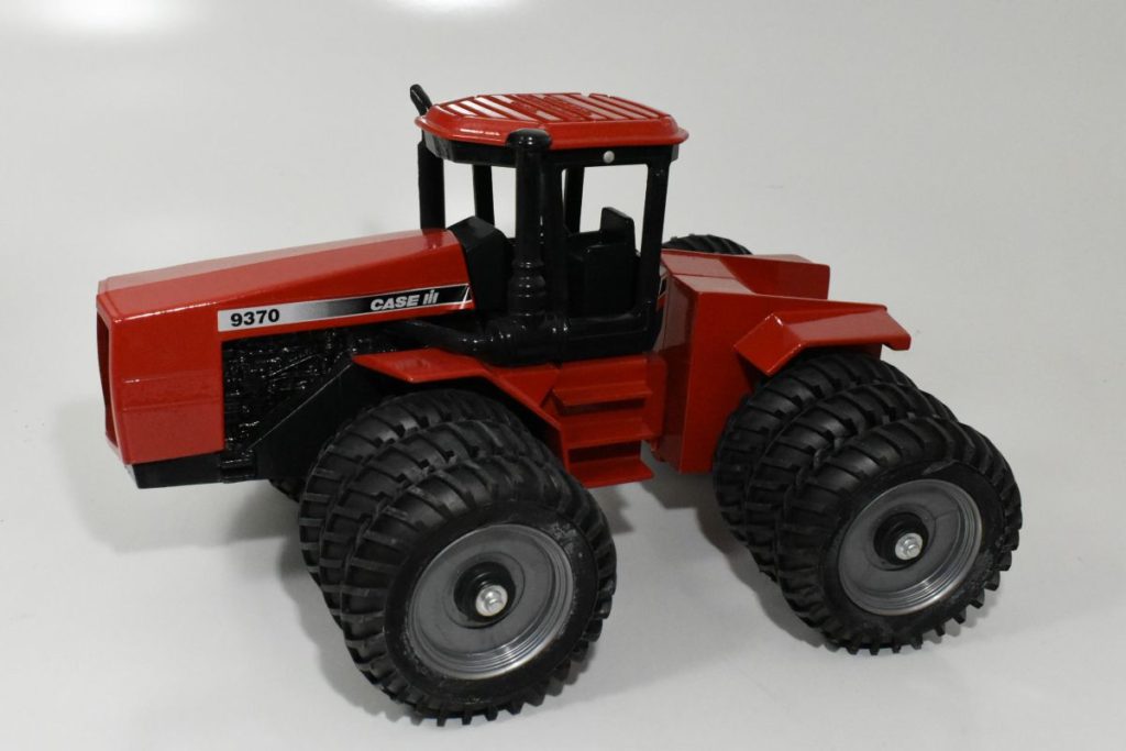 1/16 Case IH 9370 4wd Tractor With Triples - Dalton's Farm Toys