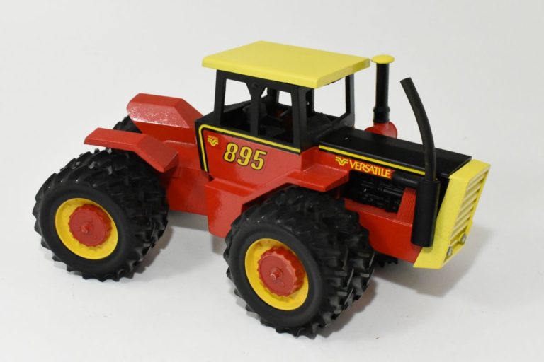 1/16 Versatile 895 4WD Tractor With Duals - Dalton's Farm Toys