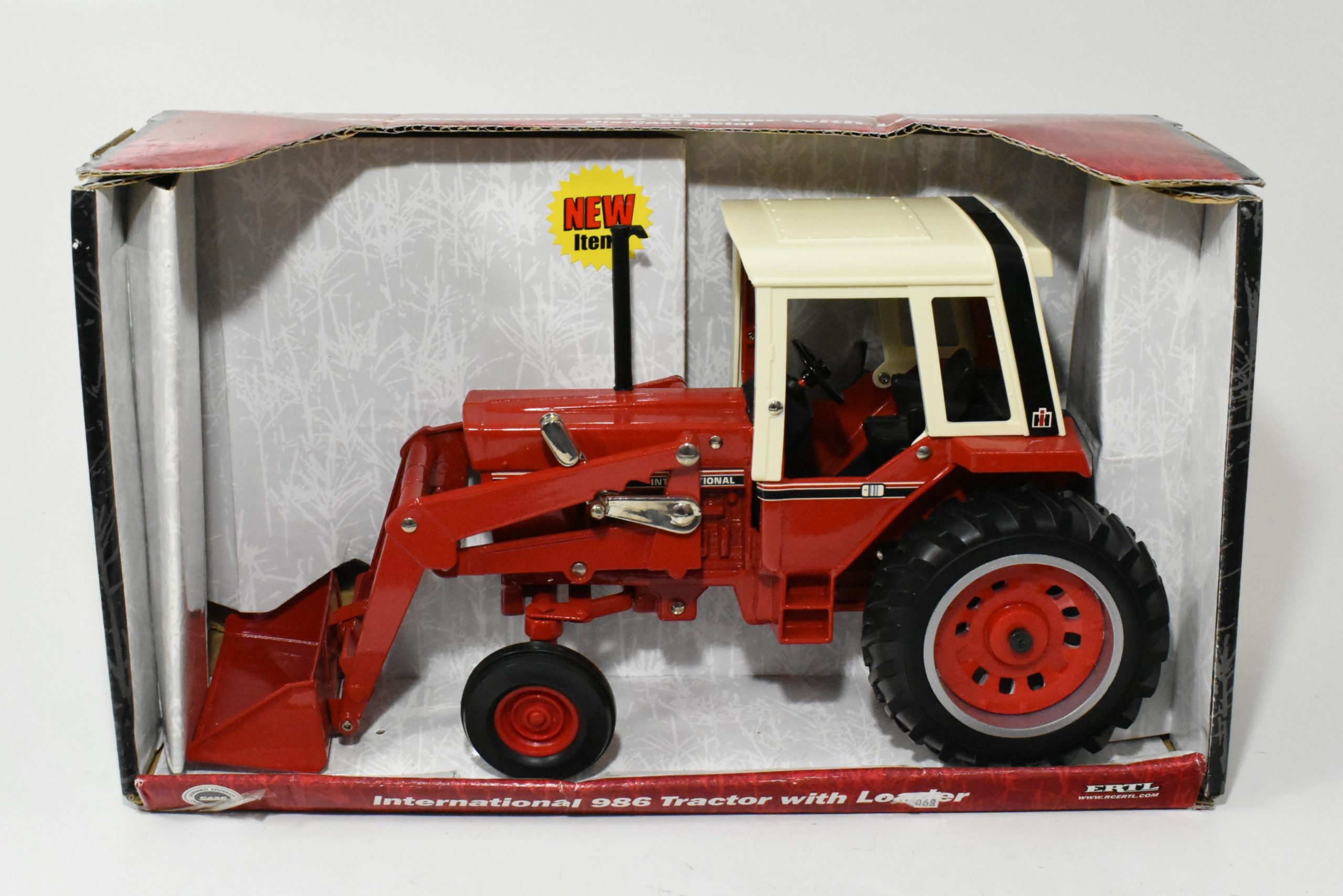 1/16 International Harvester 986 Tractor With Loader - Dalton's Farm Toys