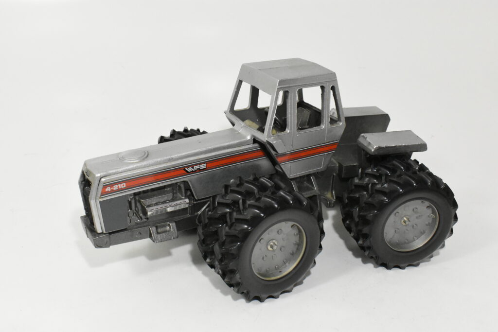 1/16 White 4-210 Field Boss 4wd Tractor With Red Stripe Decal - Dalton ...