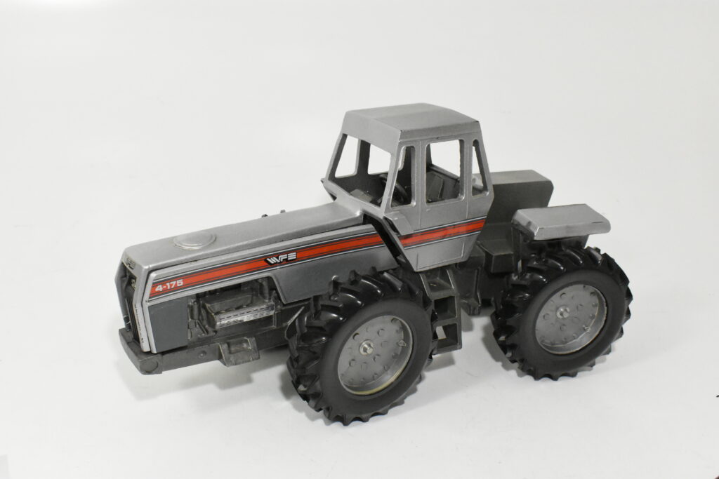 1/16 White 4-175 Field Boss 4wd Tractor With Red Stripe Decal - Dalton ...