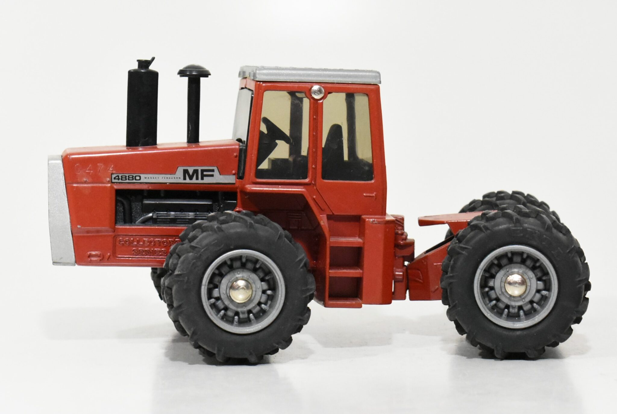1/32 Massey Ferguson 4880 4WD Tractor With Duals, Collector's Series - Dalton's Farm Toys