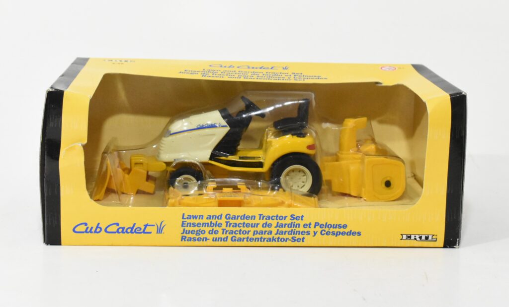 1/16 Cub Cadet 3208 Lawn Tractor with Blade, Snowblower, and Mowing ...