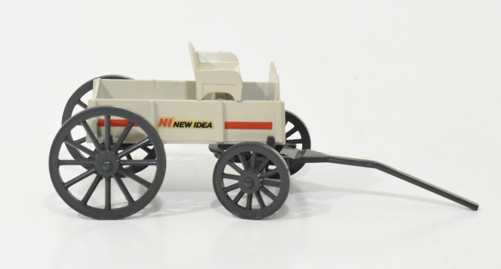 1/16 New Idea Buck Board Wagon - Dalton's Farm Toys