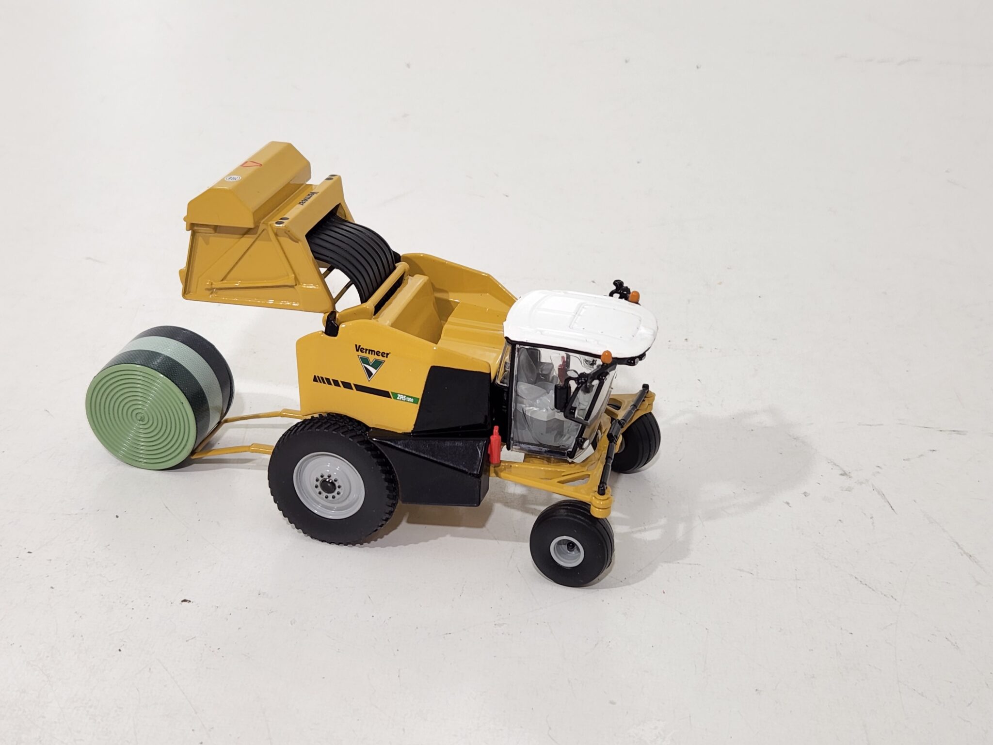 1/64 Vermeer ZR5-1200 Self Propelled Hay Baler With Bale - Dalton's ...