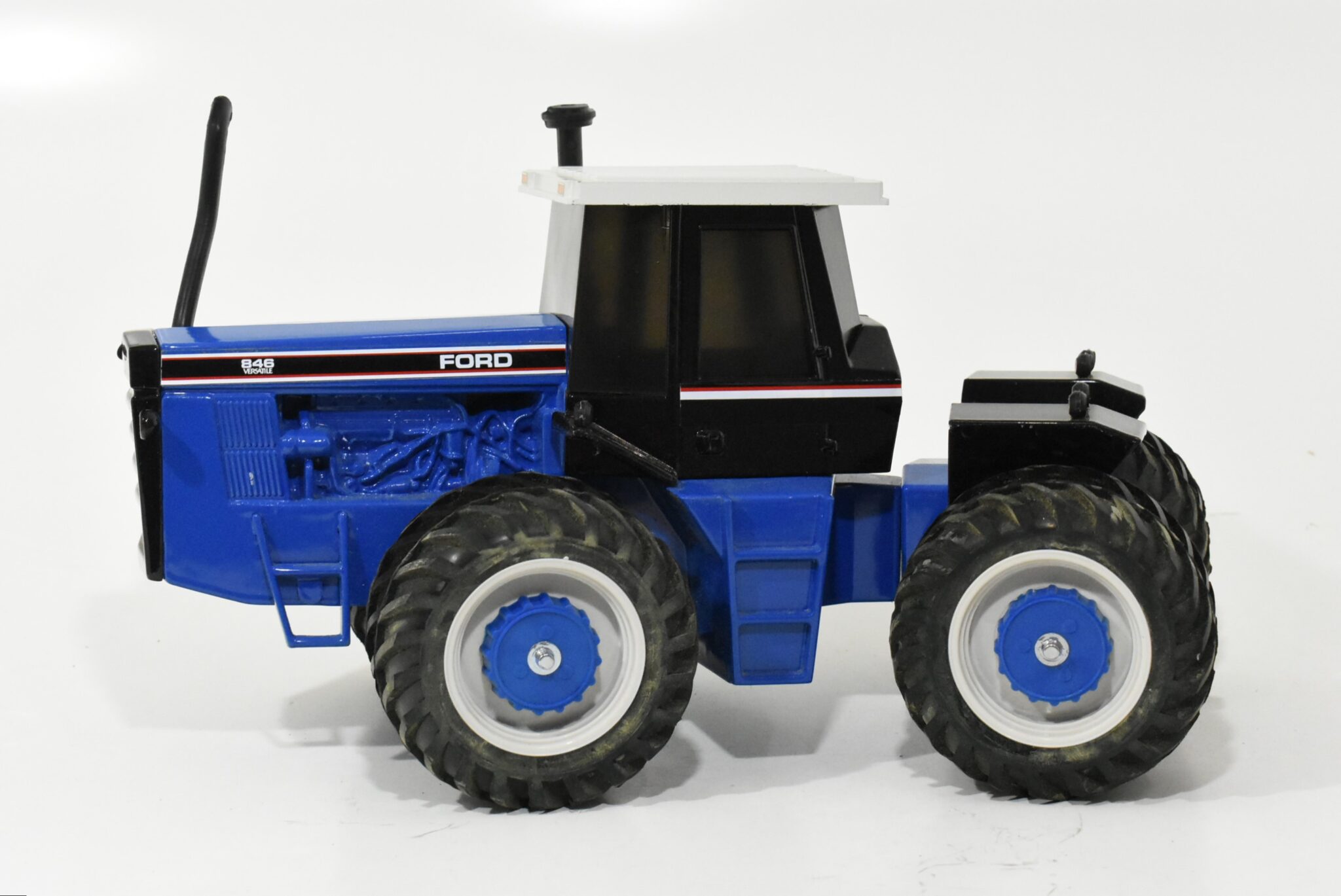 1/16 Ford Versatile 846 4WD Tractor With Duals - Dalton's Farm Toys