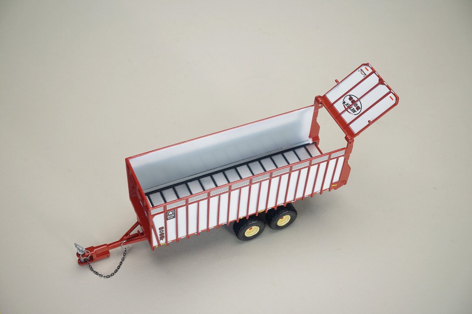 1/64 Meyer Red Peterbilt Truck With Black 8126RT Forage Box & Red ...