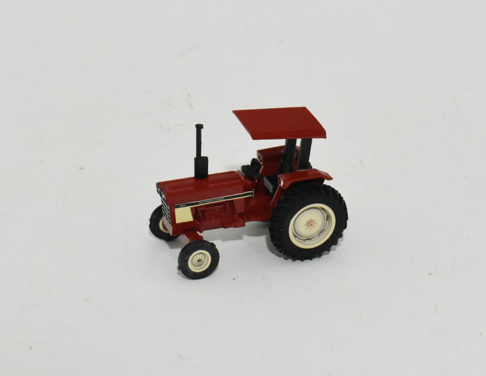 1/64 International Harvester 884 Tractor With Canopy, White/Black Decal ...