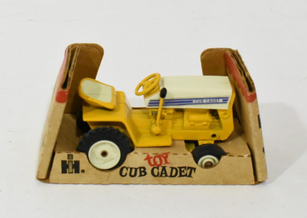Vintage 1/16 Cub Cadet 122 Lawn Tractor In Original Box - Dalton's Farm ...