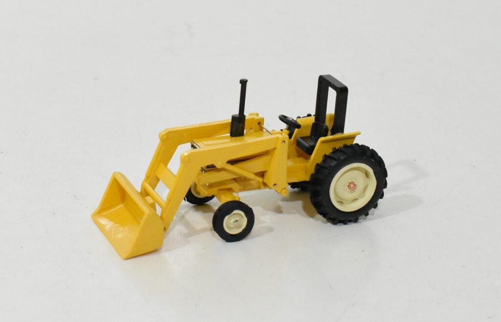 1/64 International Harvester 884 Industrial Tractor With Loader ...