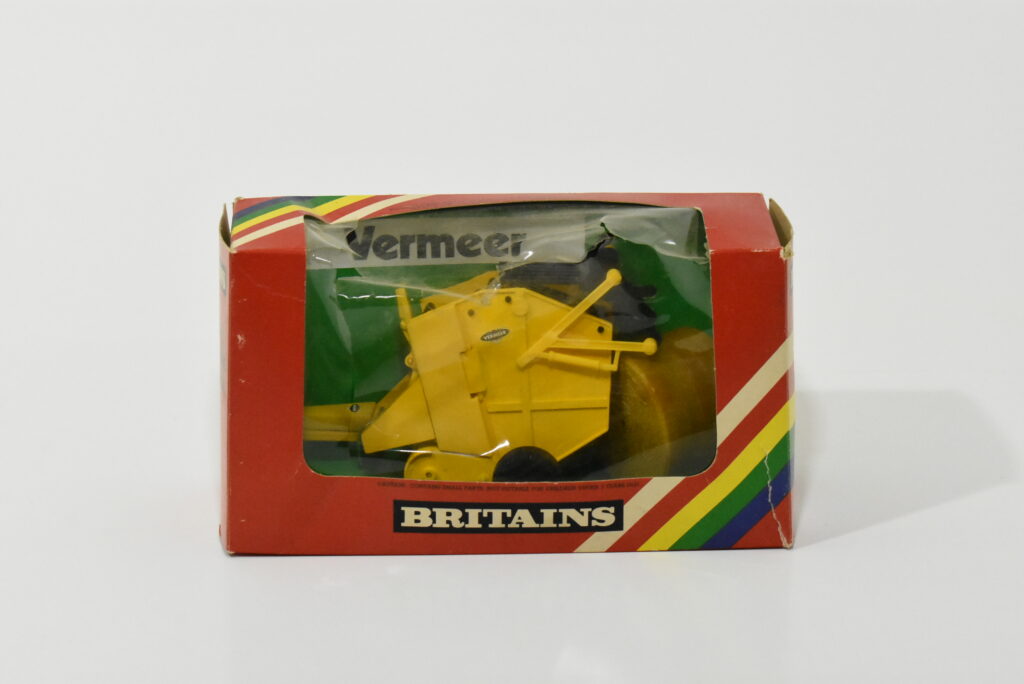 1/32 Vermeer Round Baler With Bale - Dalton's Farm Toys