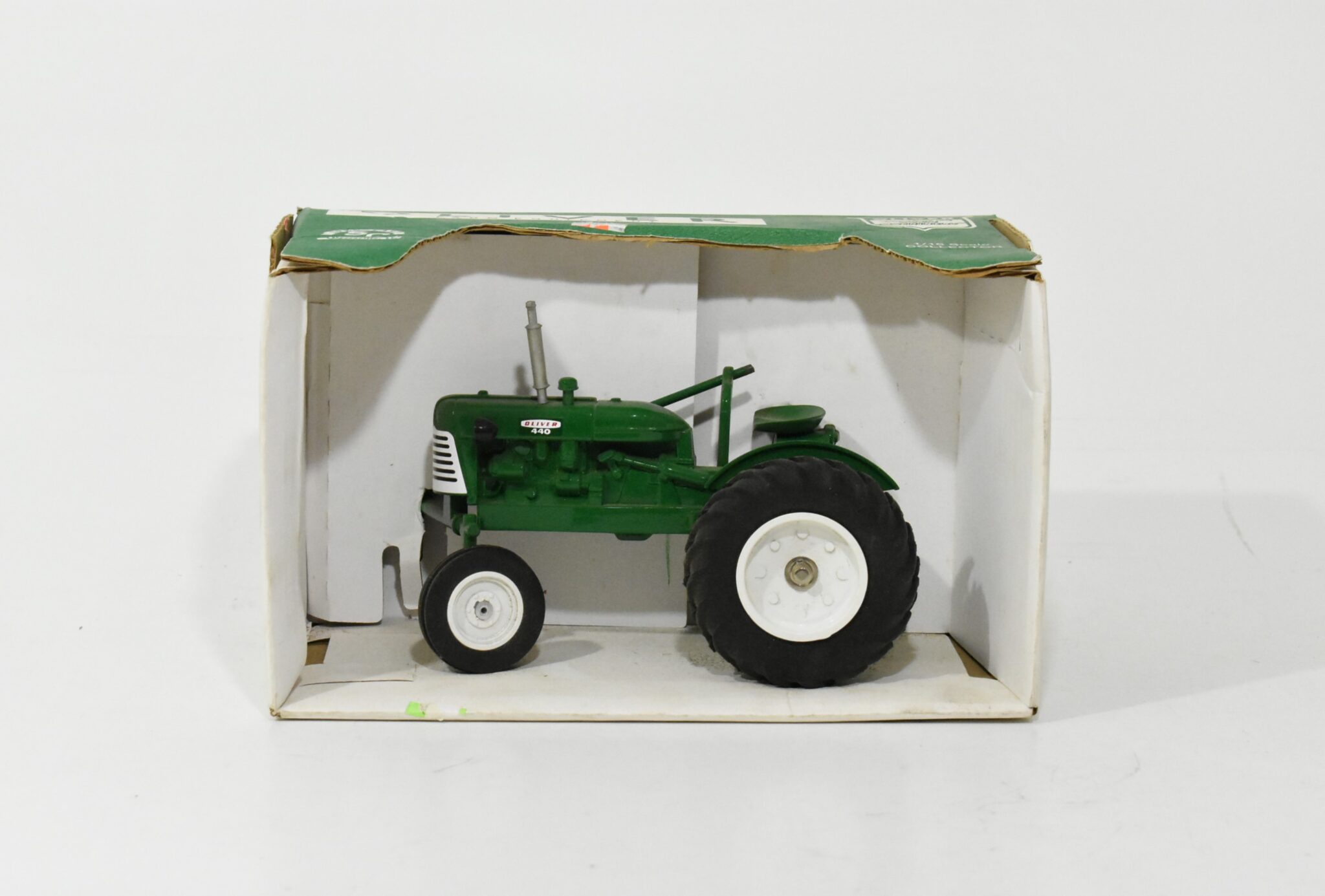 1/16 Oliver 440 Wide Front Tractor - Dalton's Farm Toys