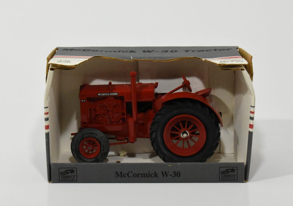 1/16 McCormick Deering W-30 Tractor With Wide Front On Rubber - Dalton ...