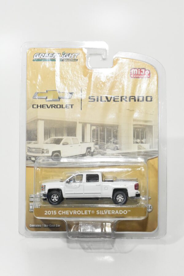 1/64 2015 Chevrolet Silverado 4 Door Pickup Truck with Tool Box, White ...