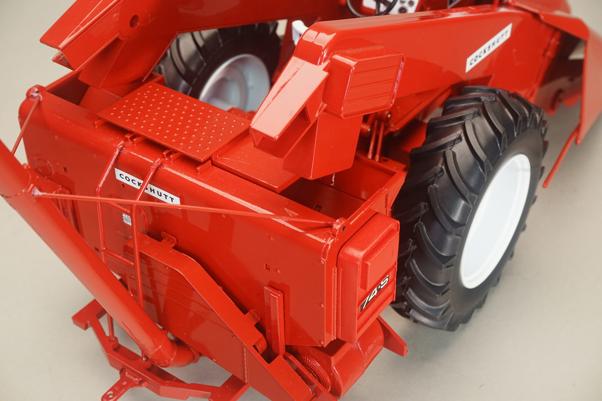 1/16 Cockshutt 1650 Diesel Tractor With 2 Row Corn Picker & Sheller ...