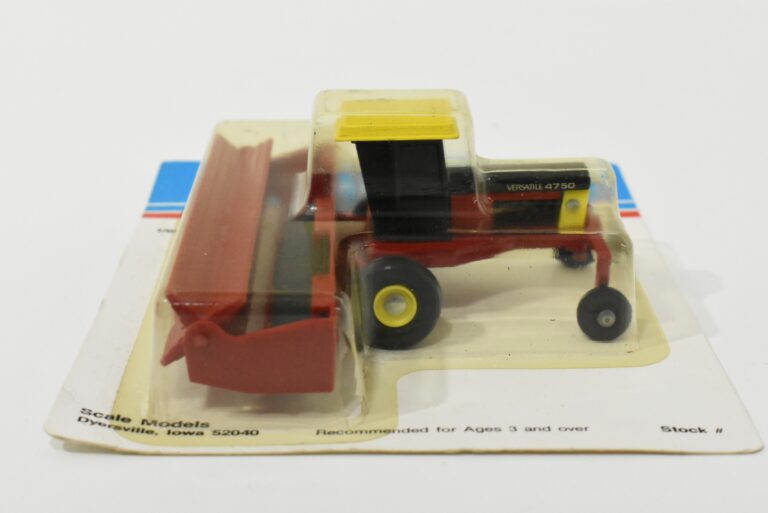 1/64 Versatile 4750 Self Propelled Swather - Dalton's Farm Toys