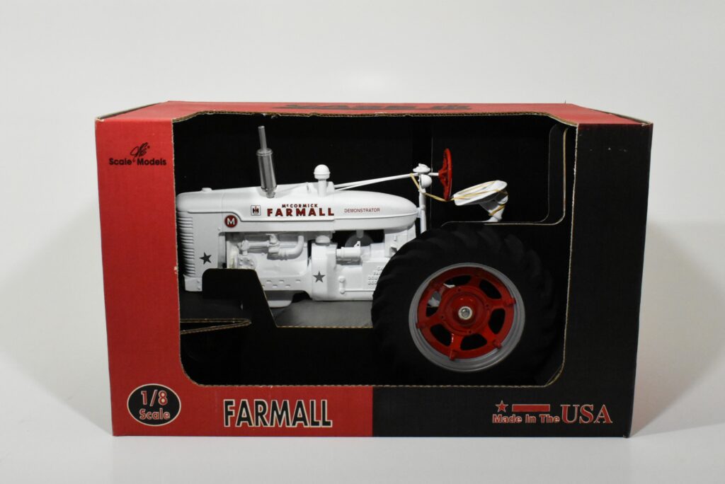 1/8 Farmall M White Demonstrator Collector Tractor - Dalton's Farm Toys