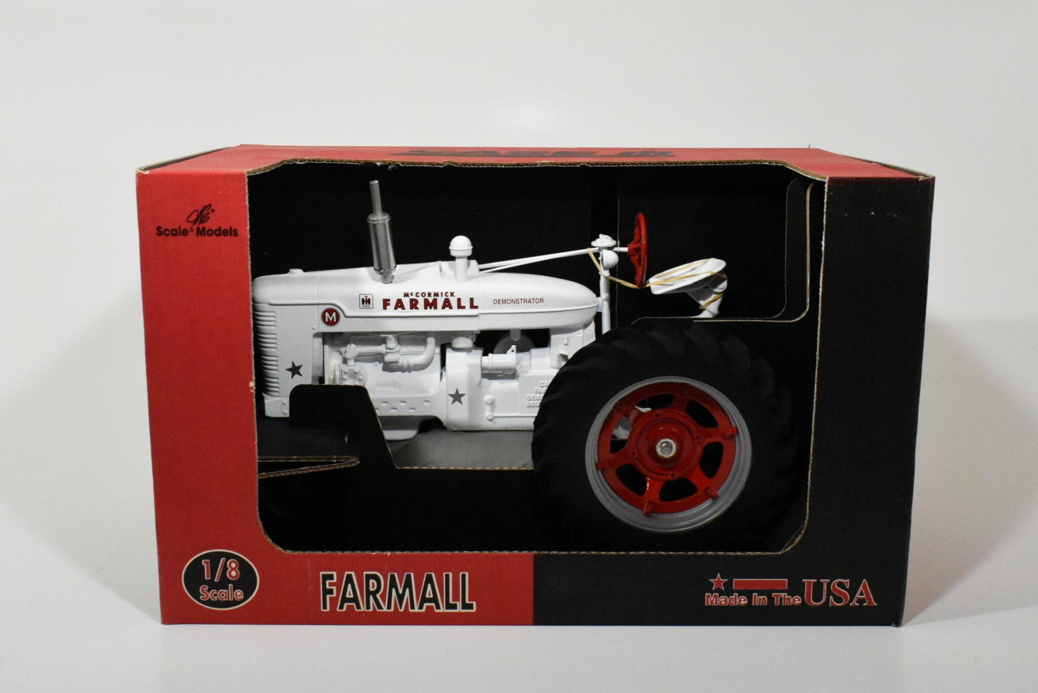 1/8 Farmall M White Demonstrator Collector Tractor - Dalton's Farm Toys