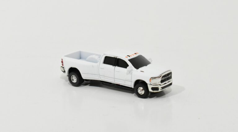 1/64 Dodge Ram White 4 Door Dually Pickup - Dalton's Farm Toys