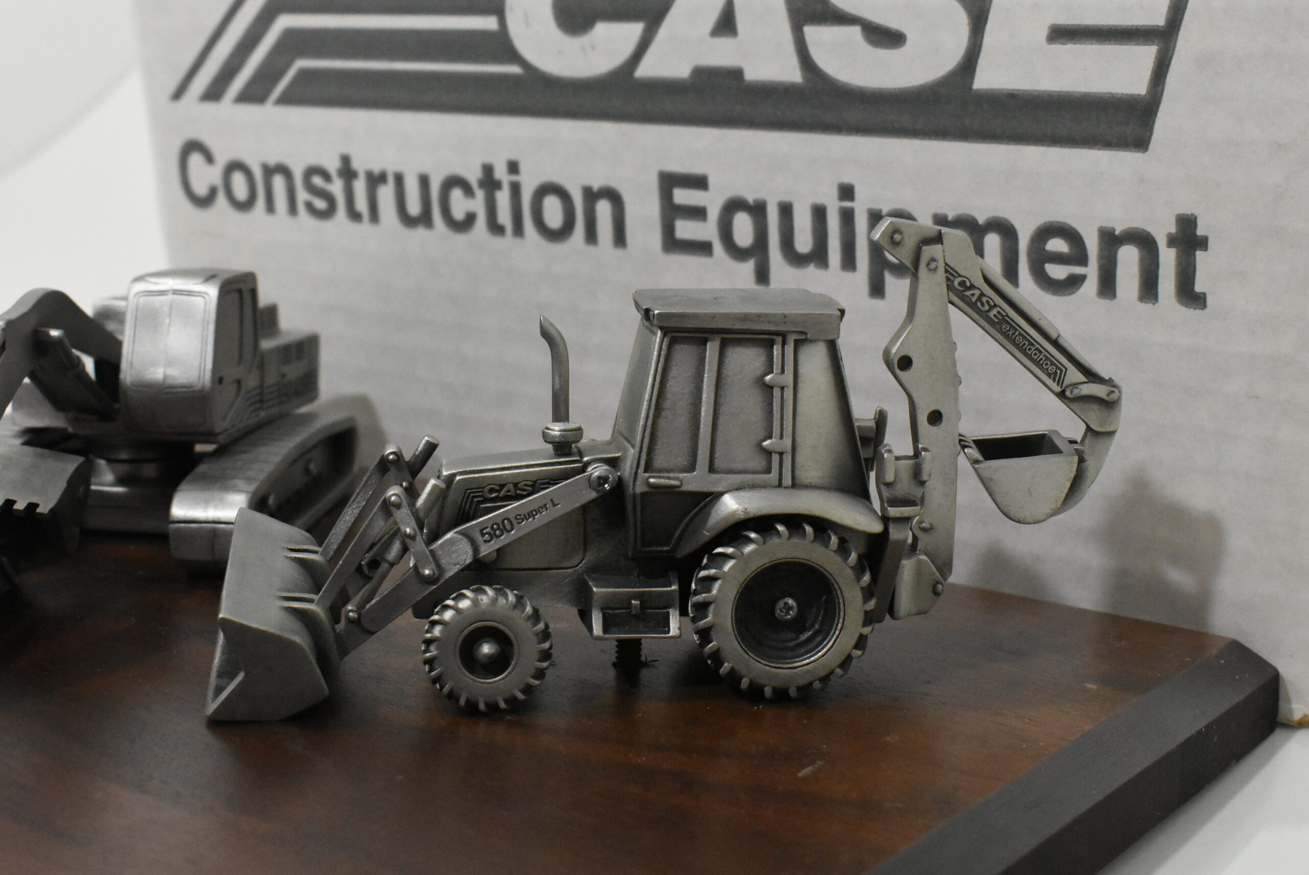 1/64 Case 9040B Tracked Excavator & Case 580 Super L Backhoe Loader ...