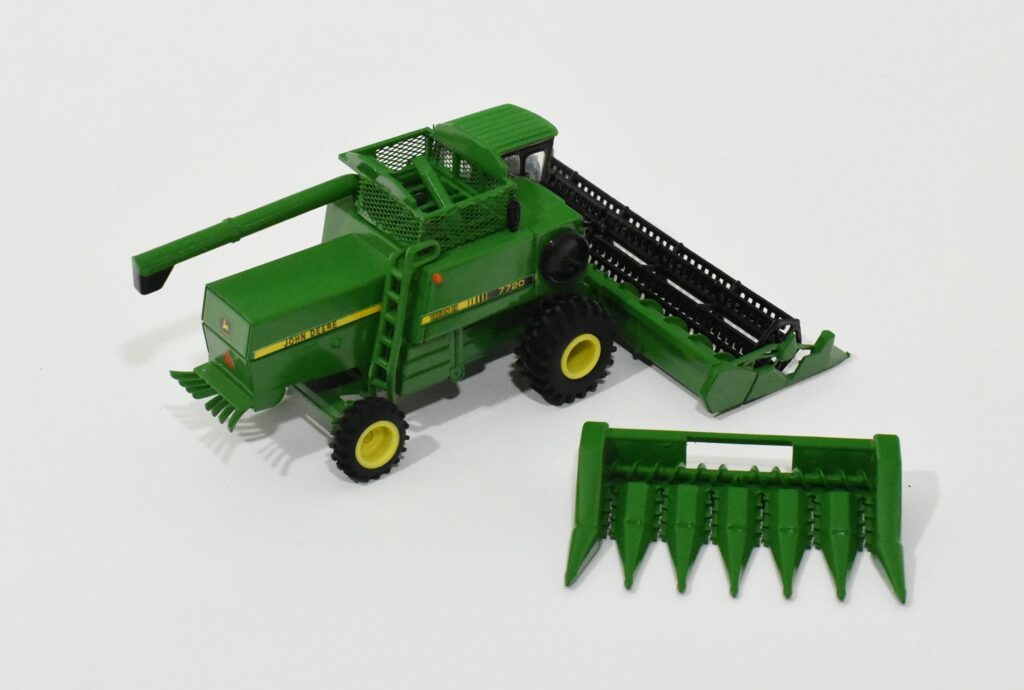 1/64 John Deere 7720 Titan II Combine With Rear Wheel Drive, 6 Row Corn Head & Grain Head ...