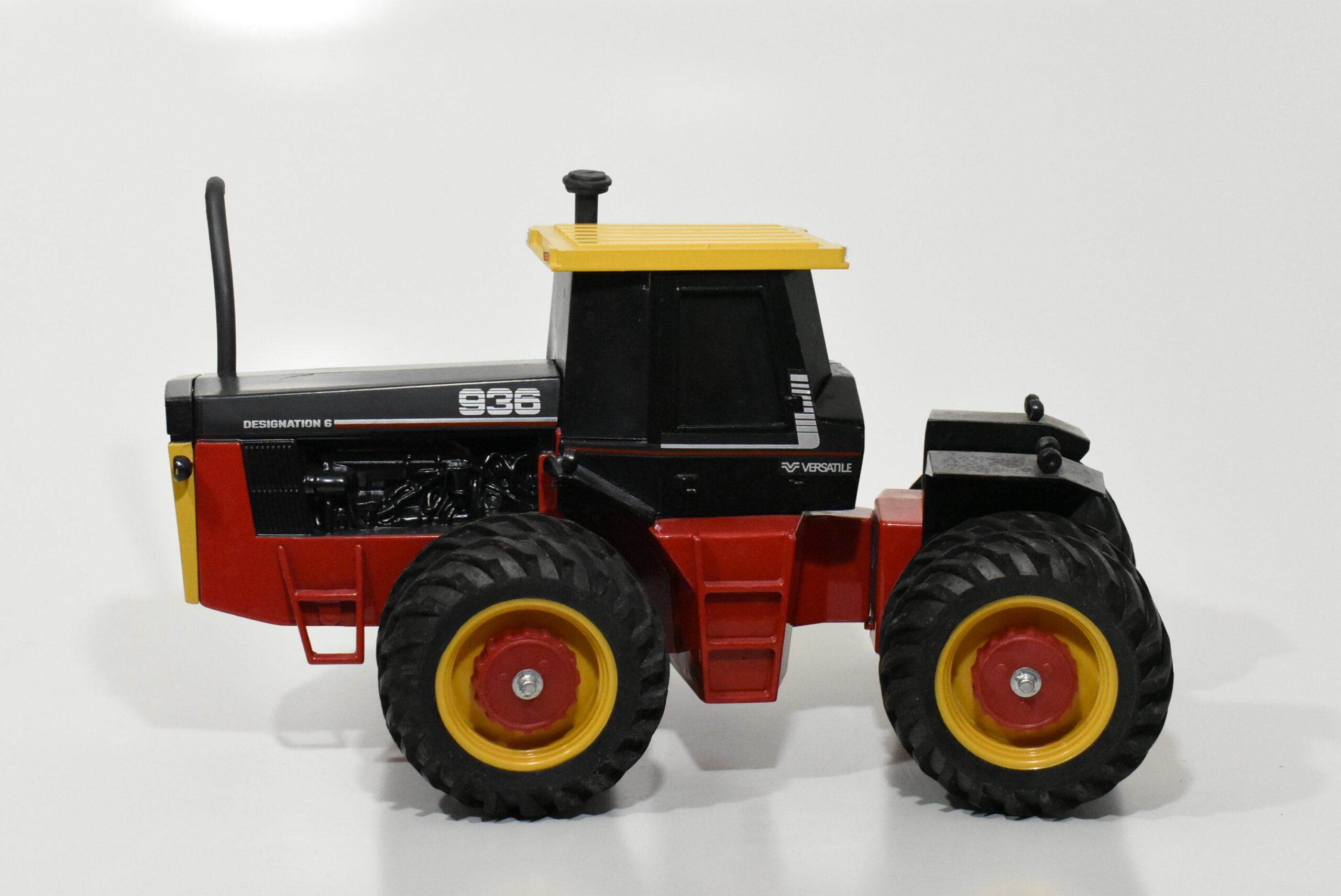 1/16 Versatile 936 4WD Tractor With Duals - Dalton's Farm Toys